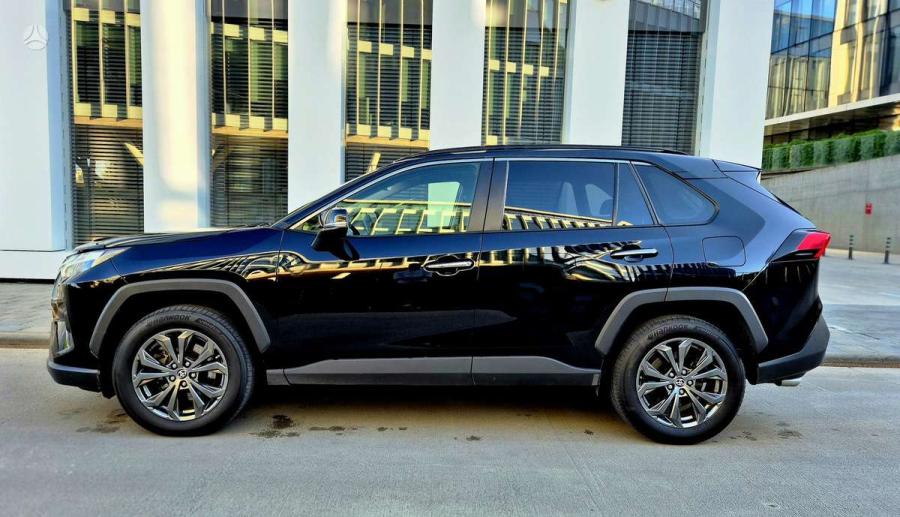 Black Toyota RAV4 2022 in Vilnius, with an engine capacity of 2.49 L and mileage of 166 thousand km for 25000 €, photo 10 on AUTOMOTO.COM.LV