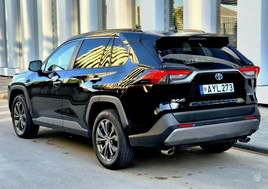 Black Toyota RAV4 2022 in Vilnius, with an engine capacity of 2.49 L and mileage of 166 thousand km for 25000 €, photo 11 on AUTOMOTO.COM.LV