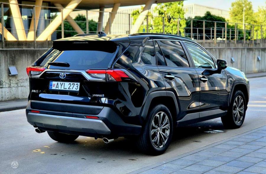 Black Toyota RAV4 2022 in Vilnius, with an engine capacity of 2.49 L and mileage of 166 thousand km for 25000 €, photo 13 on AUTOMOTO.COM.LV