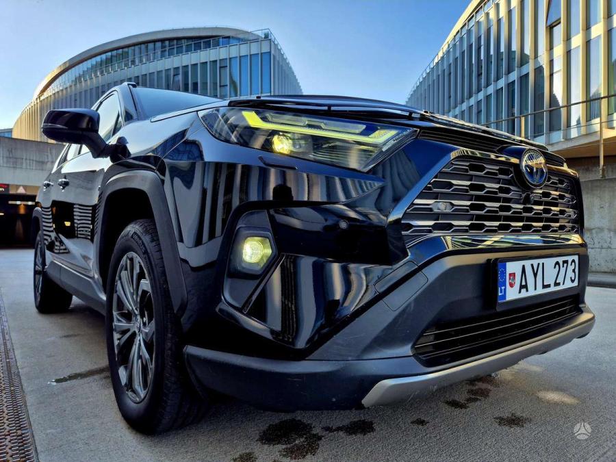 Black Toyota RAV4 2022 in Vilnius, with an engine capacity of 2.49 L and mileage of 166 thousand km for 25000 €, photo 16 on AUTOMOTO.COM.LV