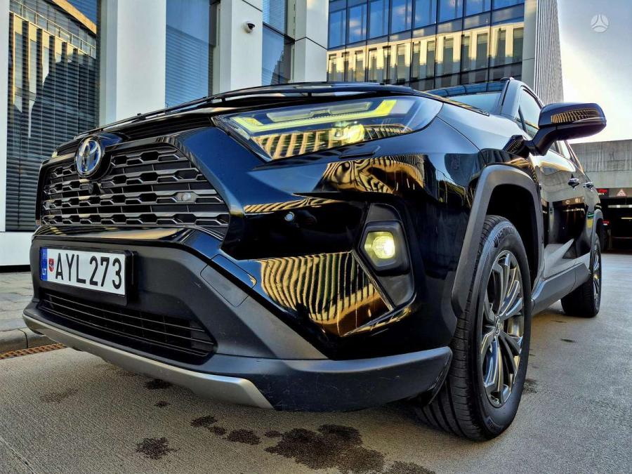Black Toyota RAV4 2022 in Vilnius, with an engine capacity of 2.49 L and mileage of 166 thousand km for 25000 €, photo 17 on AUTOMOTO.COM.LV