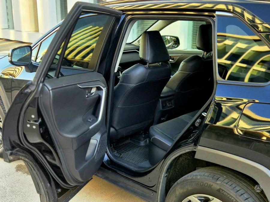 Black Toyota RAV4 2022 in Vilnius, with an engine capacity of 2.49 L and mileage of 166 thousand km for 25000 €, photo 31 on AUTOMOTO.COM.LV