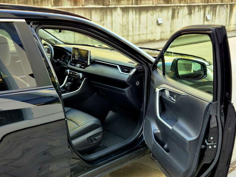 Black Toyota RAV4 2022 in Vilnius, with an engine capacity of 2.49 L and mileage of 166 thousand km for 25000 €, photo 36 on AUTOMOTO.COM.LV