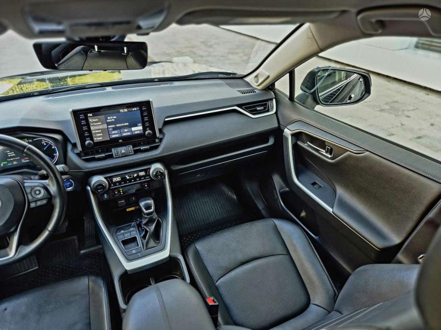 Black Toyota RAV4 2022 in Vilnius, with an engine capacity of 2.49 L and mileage of 166 thousand km for 25000 €, photo 39 on AUTOMOTO.COM.LV