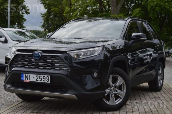 Black Toyota RAV4 2022 in Tukums, with an engine capacity of 2.50 L and mileage of 42 thousand km for 31995 €, photo 1 on AUTOMOTO.COM.LV