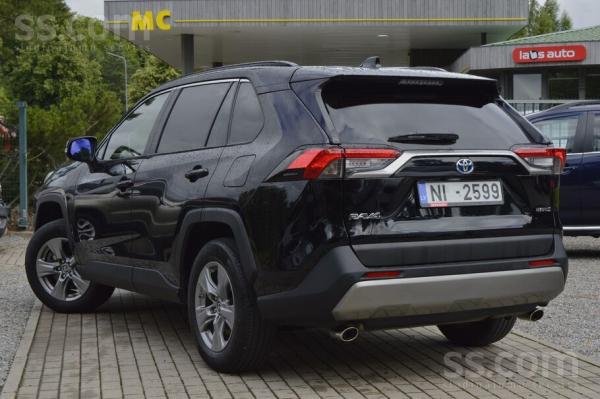 Black Toyota RAV4 2022 in Tukums, with an engine capacity of 2.50 L and mileage of 42 thousand km for 31995 €, photo 4 on AUTOMOTO.COM.LV