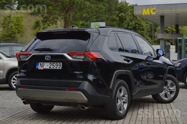 Black Toyota RAV4 2022 in Tukums, with an engine capacity of 2.50 L and mileage of 42 thousand km for 31995 €, photo 6 on AUTOMOTO.COM.LV