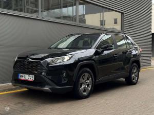 Melns Toyota RAV4 2022 Viļņa, ar dzinēja tilpumu 1.99 L un nobraukumu 95 tūkst. km par 22900 €, foto  vietnē AUTOMOTO.COM.LV