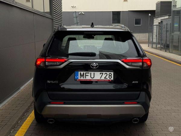 Black Toyota RAV4 2022 in Vilnius, with an engine capacity of 1.99 L and mileage of 95 thousand km for 22900 €, photo 6 on AUTOMOTO.COM.LV