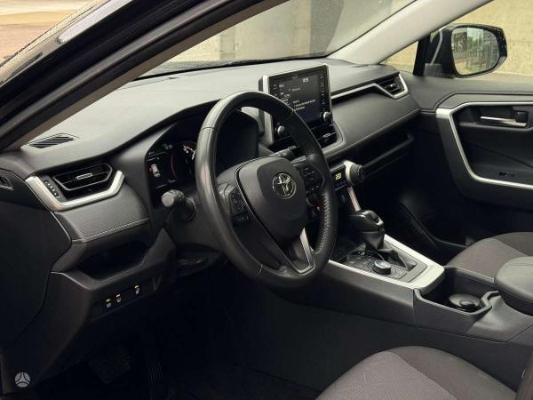 Black Toyota RAV4 2022 in Vilnius, with an engine capacity of 1.99 L and mileage of 95 thousand km for 22900 €, photo 10 on AUTOMOTO.COM.LV