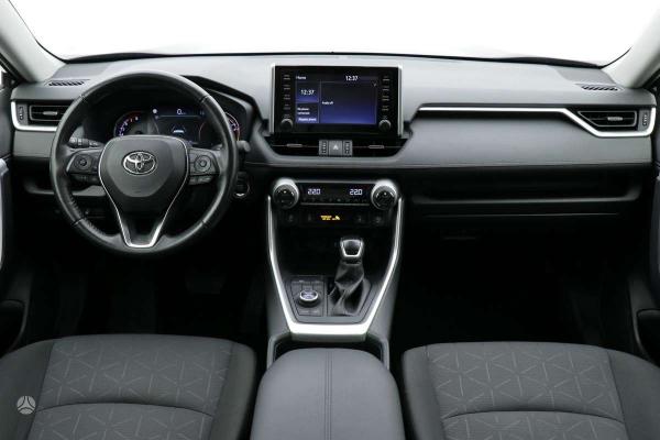 Black Toyota RAV4 2022 in Vilnius, with an engine capacity of 1.99 L and mileage of 96 thousand km for 26990 €, photo 7 on AUTOMOTO.COM.LV