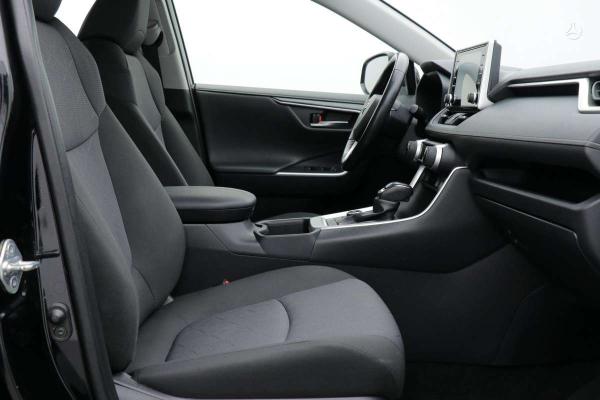 Black Toyota RAV4 2022 in Vilnius, with an engine capacity of 1.99 L and mileage of 96 thousand km for 26990 €, photo 9 on AUTOMOTO.COM.LV