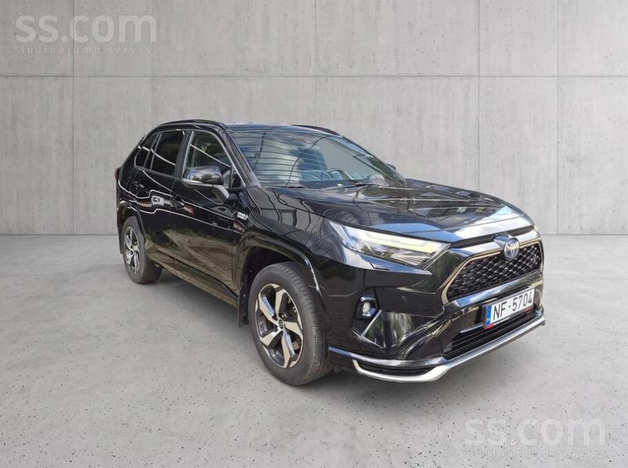 Black Toyota RAV4 2022 in Riga, with an engine capacity of 2.50 L and mileage of 132 thousand km for 28100 €, photo 3 on AUTOMOTO.COM.LV