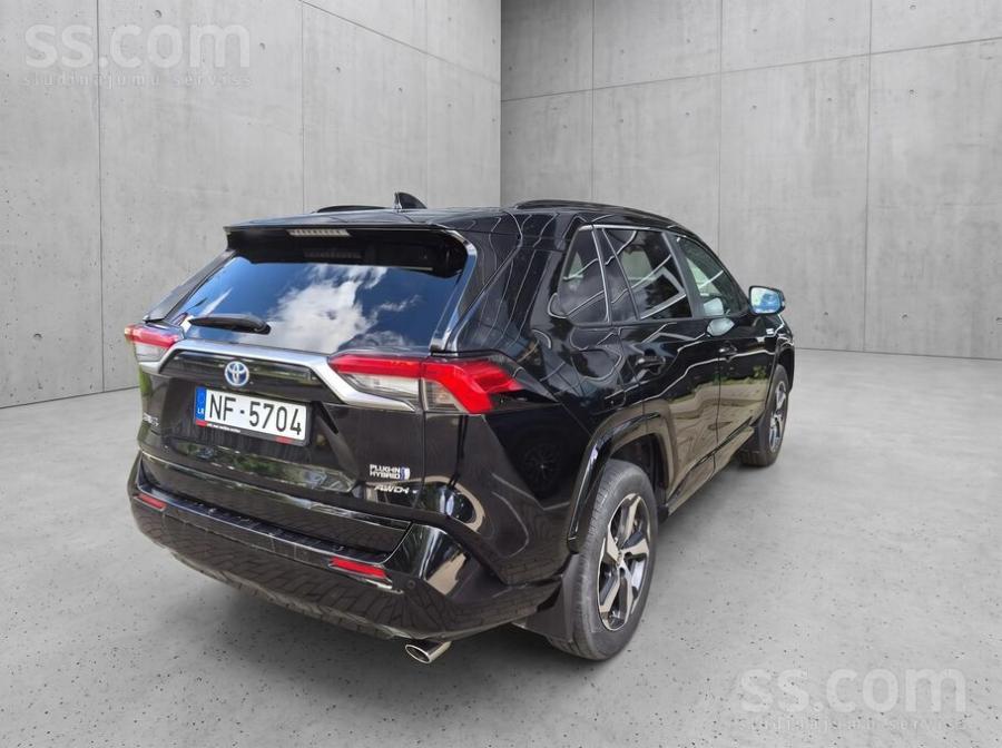 Black Toyota RAV4 2022 in Riga, with an engine capacity of 2.50 L and mileage of 132 thousand km for 28100 €, photo 4 on AUTOMOTO.COM.LV