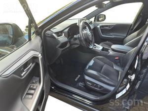 Black Toyota RAV4 2022 in Riga, with an engine capacity of 2.50 L and mileage of 132 thousand km for 28100 €, photo 9 on AUTOMOTO.COM.LV