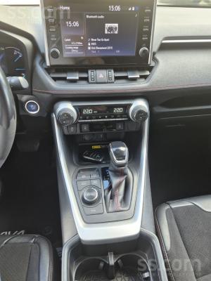 Black Toyota RAV4 2022 in Riga, with an engine capacity of 2.50 L and mileage of 132 thousand km for 28100 €, photo 12 on AUTOMOTO.COM.LV