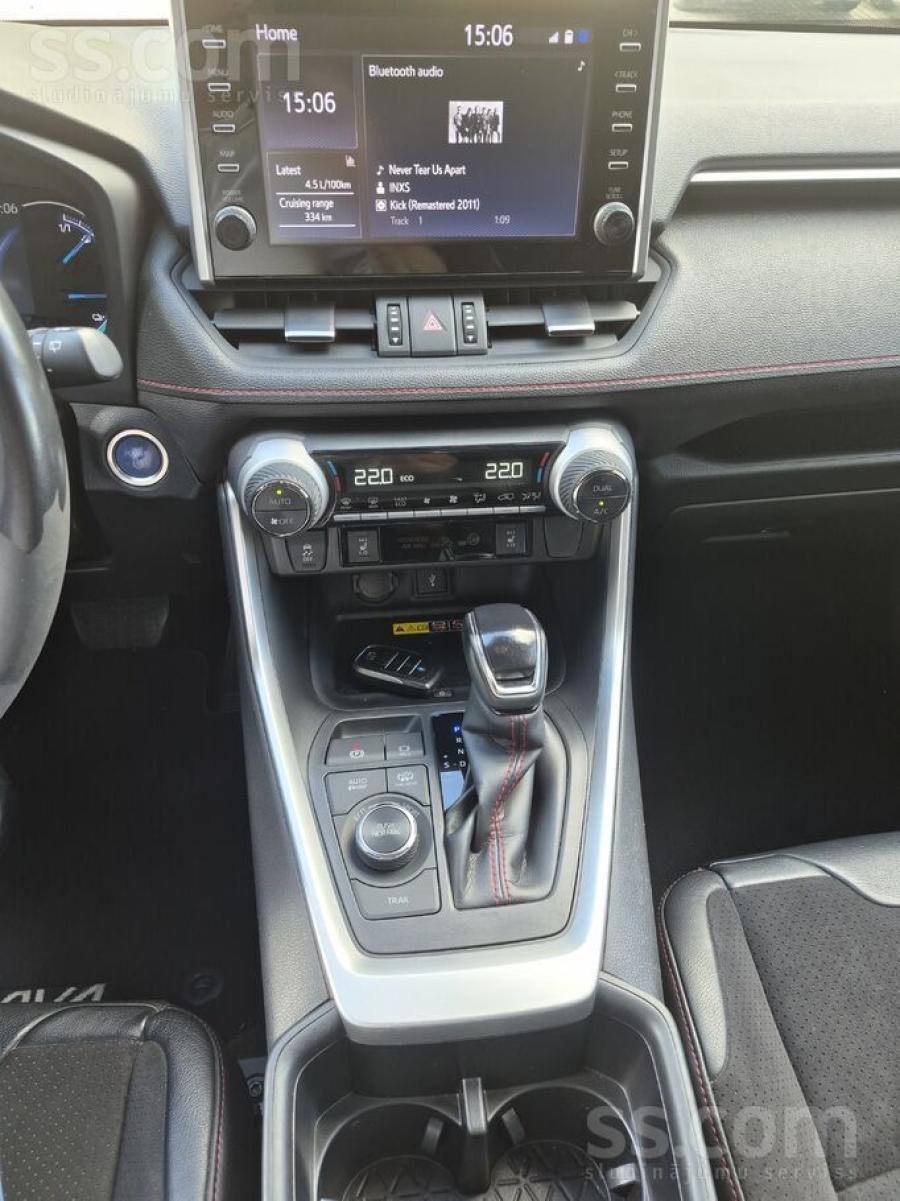 Black Toyota RAV4 2022 in Riga, with an engine capacity of 2.50 L and mileage of 132 thousand km for 28100 €, photo 12 on AUTOMOTO.COM.LV