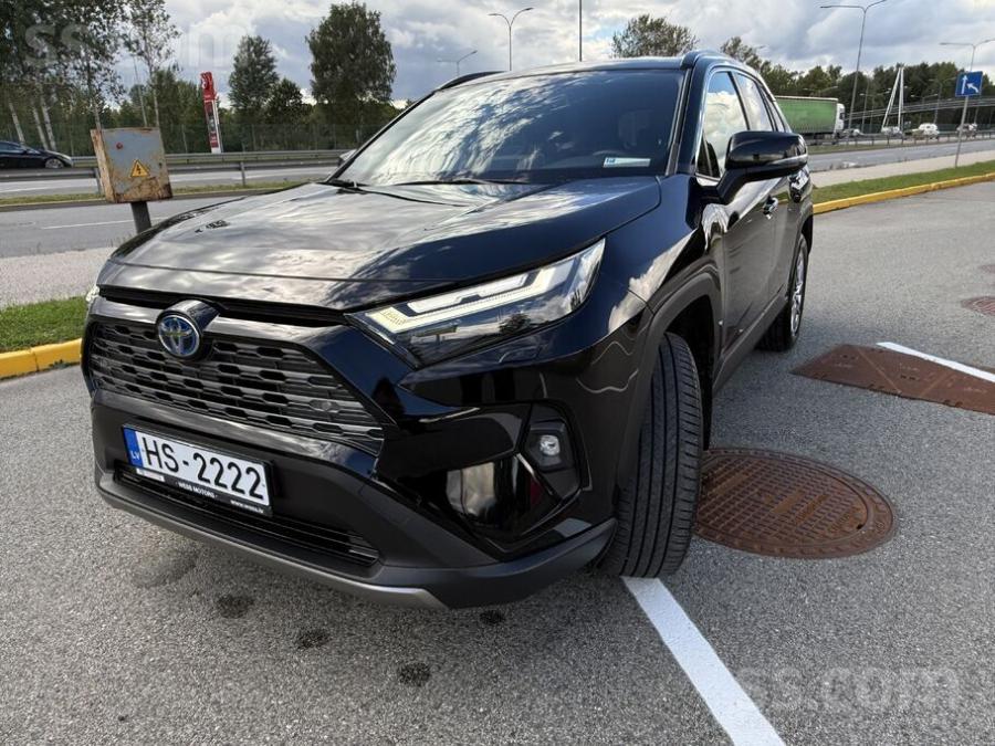 Black Toyota RAV4 2022 in Riga, with an engine capacity of 2.50 L and mileage of 34 thousand km for 34990 €, photo 1 on AUTOMOTO.COM.LV