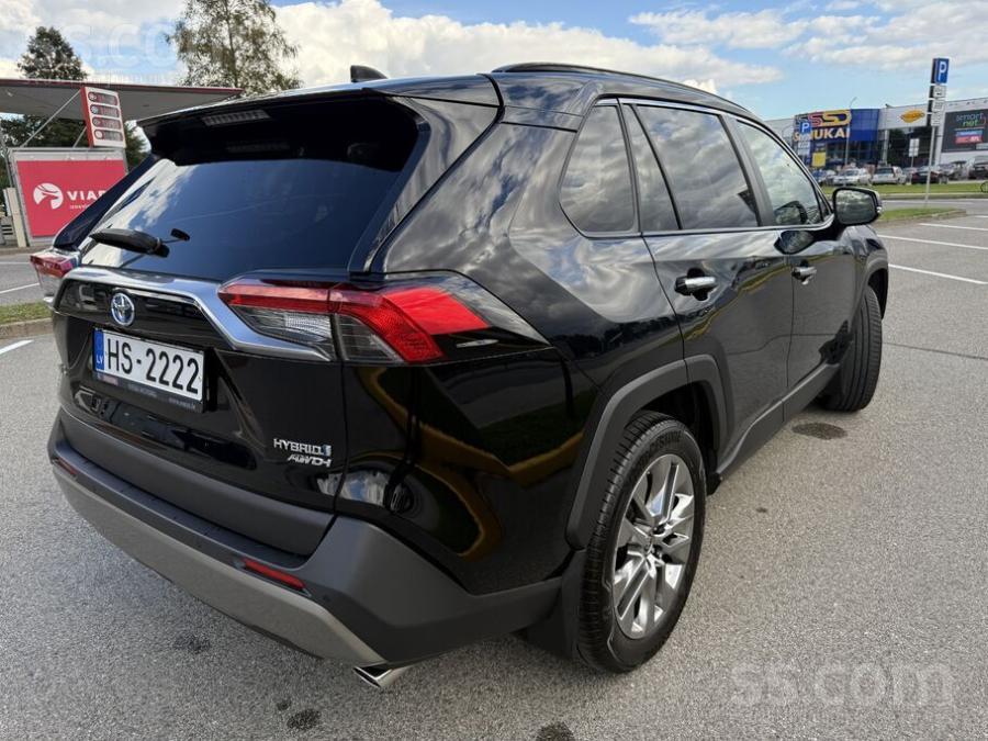 Black Toyota RAV4 2022 in Riga, with an engine capacity of 2.50 L and mileage of 34 thousand km for 34990 €, photo 4 on AUTOMOTO.COM.LV