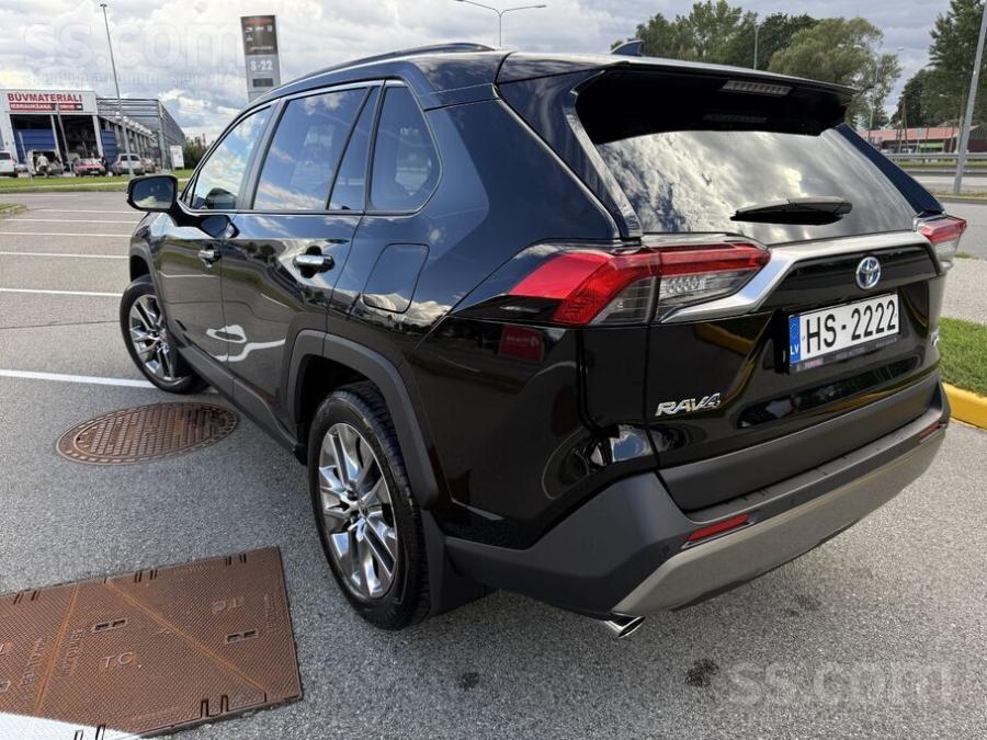 Black Toyota RAV4 2022 in Riga, with an engine capacity of 2.50 L and mileage of 34 thousand km for 34990 €, photo 5 on AUTOMOTO.COM.LV