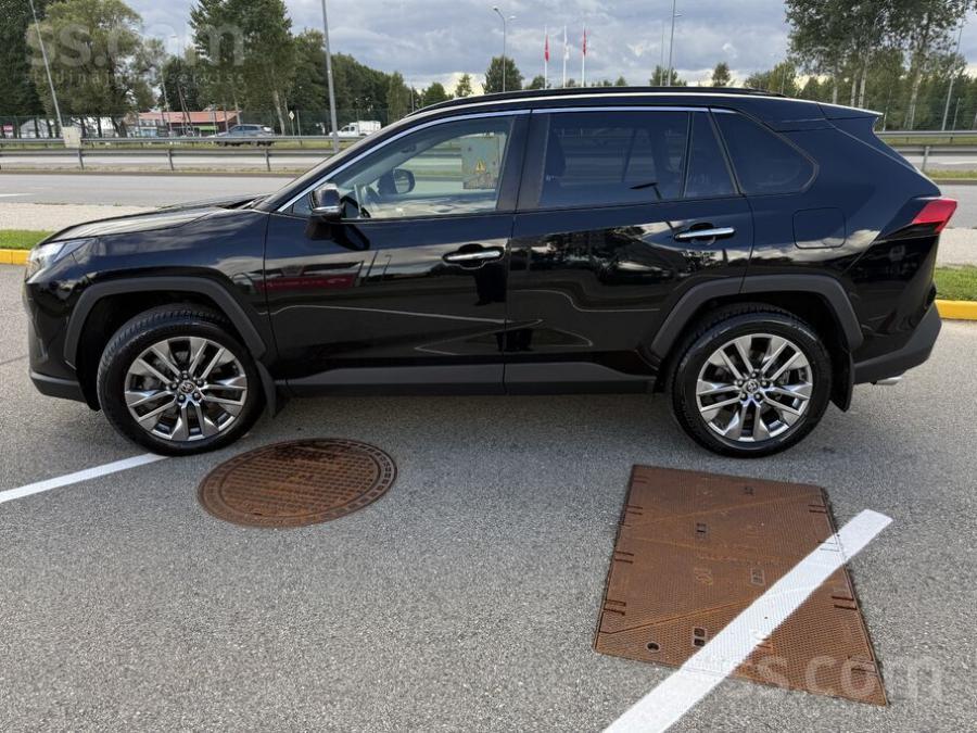 Black Toyota RAV4 2022 in Riga, with an engine capacity of 2.50 L and mileage of 34 thousand km for 34990 €, photo 7 on AUTOMOTO.COM.LV