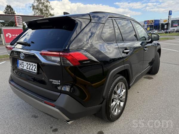 Toyota RAV4 2022 Rīga vietnē Melns Toyota RAV4 2022 Rīga, ar dzinēja tilpumu 2.50 L un nobraukumu 34 tūkst. km par 34990 €, foto 4 vietnē AUTOMOTO.COM.LV