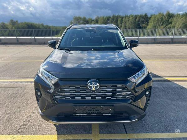 Black Toyota RAV4 2022 in Vilnius, with an engine capacity of 2.49 L and mileage of 178 thousand km for 24900 €, photo 3 on AUTOMOTO.COM.LV