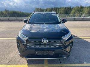 Black Toyota RAV4 2022 in Vilnius, with an engine capacity of 2.49 L and mileage of 178 thousand km for 24900 €, photo 3 on AUTOMOTO.COM.LV