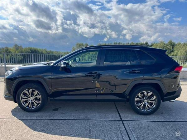 Black Toyota RAV4 2022 in Vilnius, with an engine capacity of 2.49 L and mileage of 178 thousand km for 24900 €, photo 5 on AUTOMOTO.COM.LV