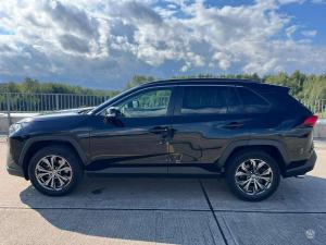 Black Toyota RAV4 2022 in Vilnius, with an engine capacity of 2.49 L and mileage of 178 thousand km for 24900 €, photo 5 on AUTOMOTO.COM.LV