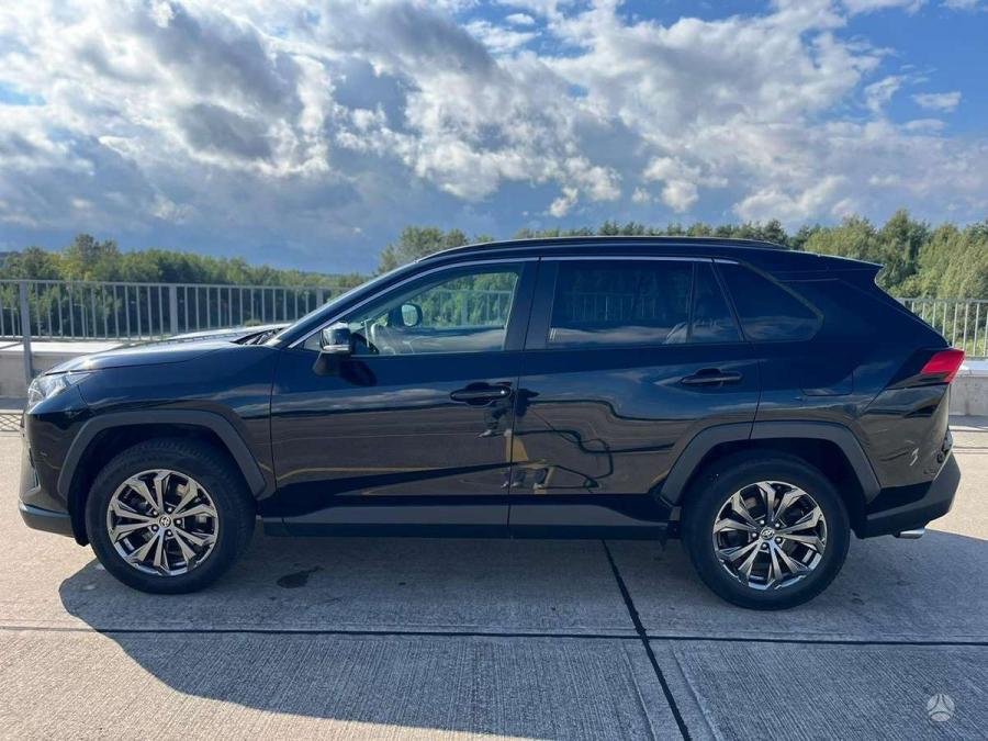 Black Toyota RAV4 2022 in Vilnius, with an engine capacity of 2.49 L and mileage of 178 thousand km for 24900 €, photo 5 on AUTOMOTO.COM.LV