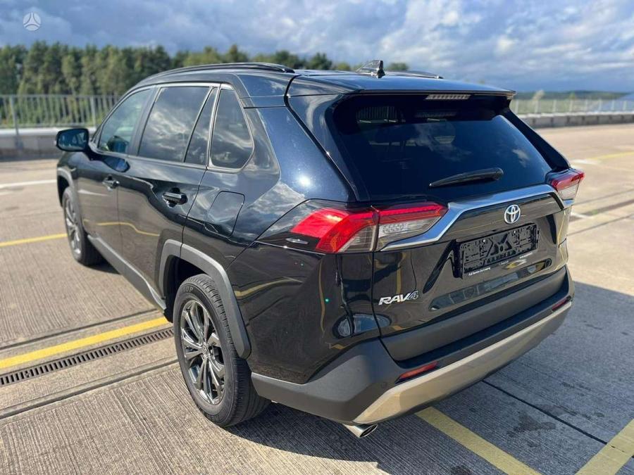 Black Toyota RAV4 2022 in Vilnius, with an engine capacity of 2.49 L and mileage of 178 thousand km for 24900 €, photo 6 on AUTOMOTO.COM.LV