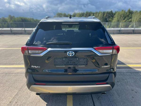 Black Toyota RAV4 2022 in Vilnius, with an engine capacity of 2.49 L and mileage of 178 thousand km for 24900 €, photo 7 on AUTOMOTO.COM.LV