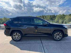 Black Toyota RAV4 2022 in Vilnius, with an engine capacity of 2.49 L and mileage of 178 thousand km for 24900 €, photo 9 on AUTOMOTO.COM.LV