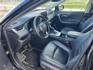 Black Toyota RAV4 2022 in Vilnius, with an engine capacity of 2.49 L and mileage of 178 thousand km for 24900 €, photo 10 on AUTOMOTO.COM.LV