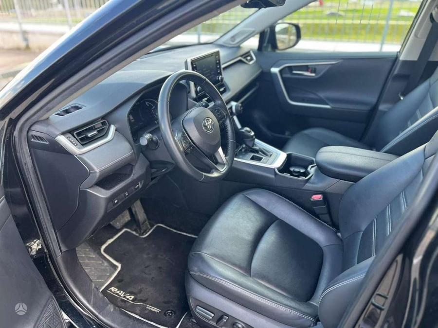Black Toyota RAV4 2022 in Vilnius, with an engine capacity of 2.49 L and mileage of 178 thousand km for 24900 €, photo 10 on AUTOMOTO.COM.LV