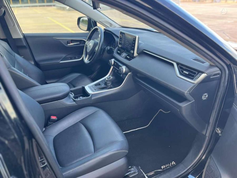 Black Toyota RAV4 2022 in Vilnius, with an engine capacity of 2.49 L and mileage of 178 thousand km for 24900 €, photo 11 on AUTOMOTO.COM.LV