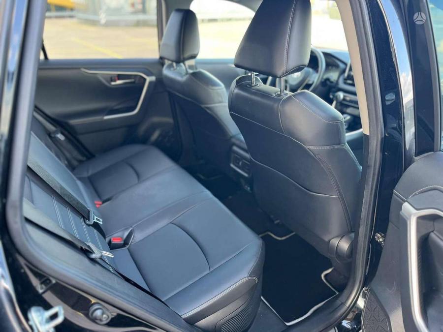 Black Toyota RAV4 2022 in Vilnius, with an engine capacity of 2.49 L and mileage of 178 thousand km for 24900 €, photo 15 on AUTOMOTO.COM.LV