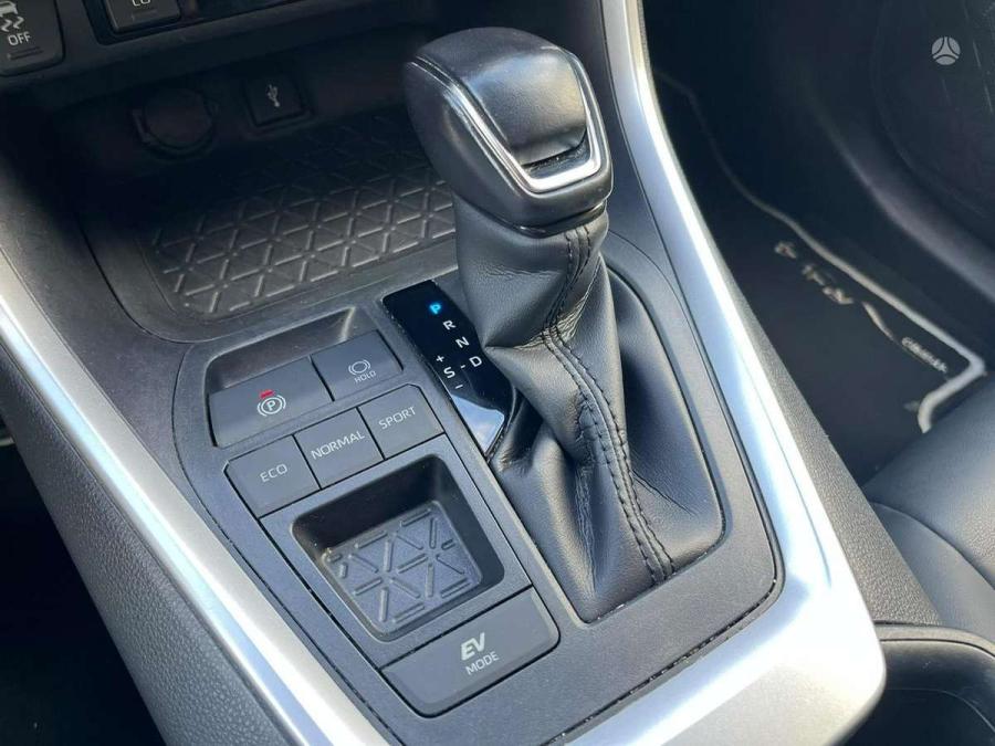 Black Toyota RAV4 2022 in Vilnius, with an engine capacity of 2.49 L and mileage of 178 thousand km for 24900 €, photo 21 on AUTOMOTO.COM.LV