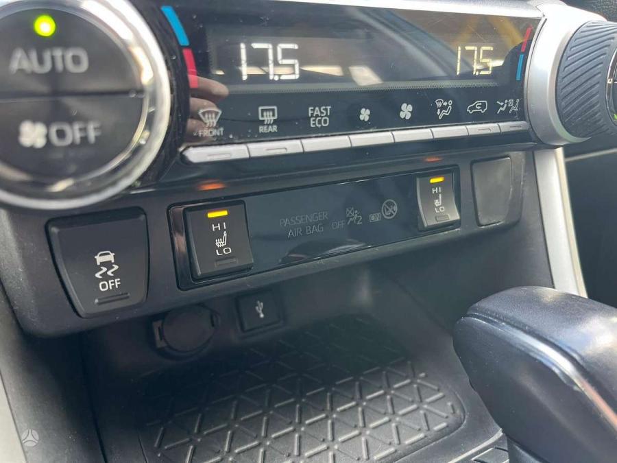 Black Toyota RAV4 2022 in Vilnius, with an engine capacity of 2.49 L and mileage of 178 thousand km for 24900 €, photo 22 on AUTOMOTO.COM.LV