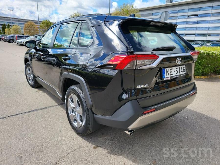 Melns Toyota RAV4 2022 Rīga, ar dzinēja tilpumu 2.00 L un nobraukumu 24 tūkst. km par 32000 €, foto 4 vietnē AUTOMOTO.COM.LV