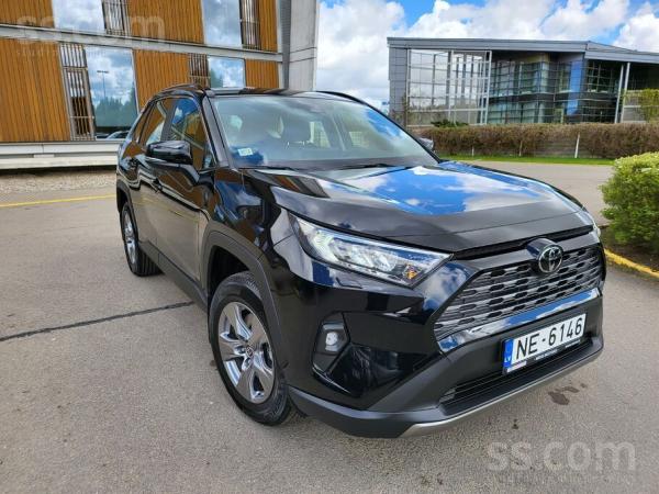 Black Toyota RAV4 2022 in Riga, with an engine capacity of 2.00 L and mileage of 24 thousand km for 32000 €, photo 3 on AUTOMOTO.COM.LV
