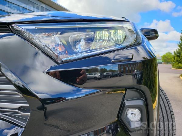 Black Toyota RAV4 2022 in Riga, with an engine capacity of 2.00 L and mileage of 24 thousand km for 32000 €, photo 6 on AUTOMOTO.COM.LV