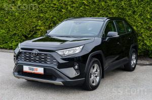 Black Toyota RAV4 2022 in Riga, with an engine capacity of 2.00 L and mileage of 57 thousand km for 24500 €, photo  on AUTOMOTO.COM.LV