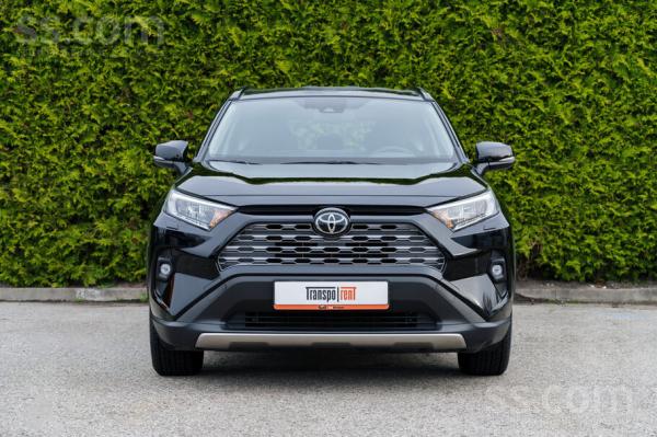 Black Toyota RAV4 2022 in Riga, with an engine capacity of 2.00 L and mileage of 57 thousand km for 24500 €, photo 3 on AUTOMOTO.COM.LV