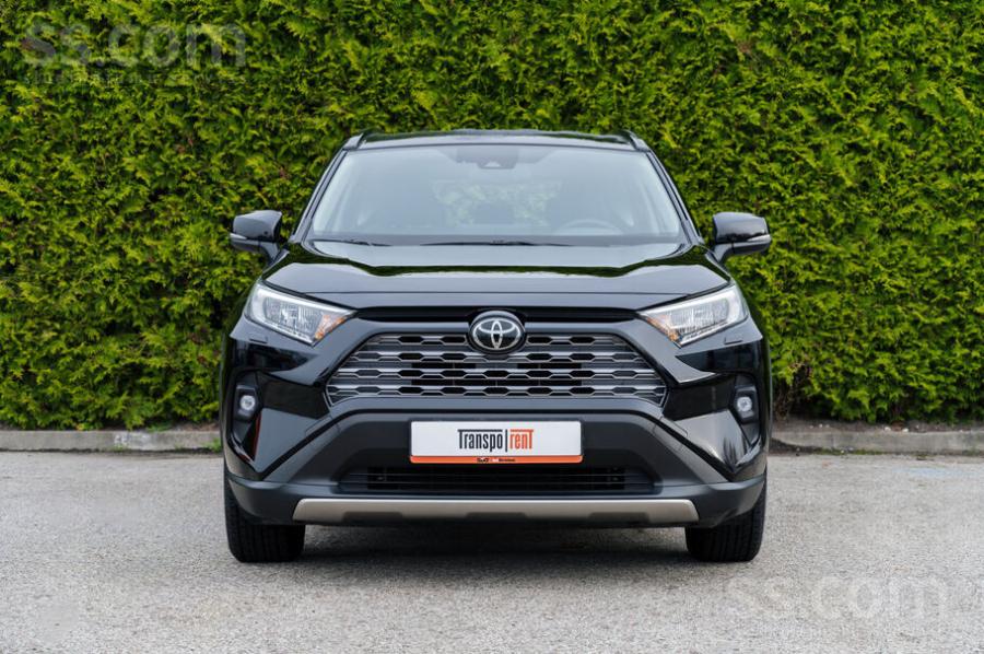 Black Toyota RAV4 2022 in Riga, with an engine capacity of 2.00 L and mileage of 57 thousand km for 24500 €, photo 3 on AUTOMOTO.COM.LV