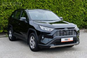 Black Toyota RAV4 2022 in Riga, with an engine capacity of 2.00 L and mileage of 57 thousand km for 24500 €, photo 4 on AUTOMOTO.COM.LV