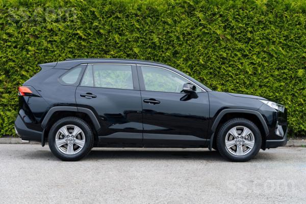 Black Toyota RAV4 2022 in Riga, with an engine capacity of 2.00 L and mileage of 57 thousand km for 24500 €, photo 5 on AUTOMOTO.COM.LV