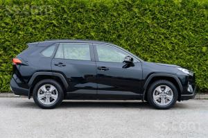 Black Toyota RAV4 2022 in Riga, with an engine capacity of 2.00 L and mileage of 57 thousand km for 24500 €, photo 5 on AUTOMOTO.COM.LV