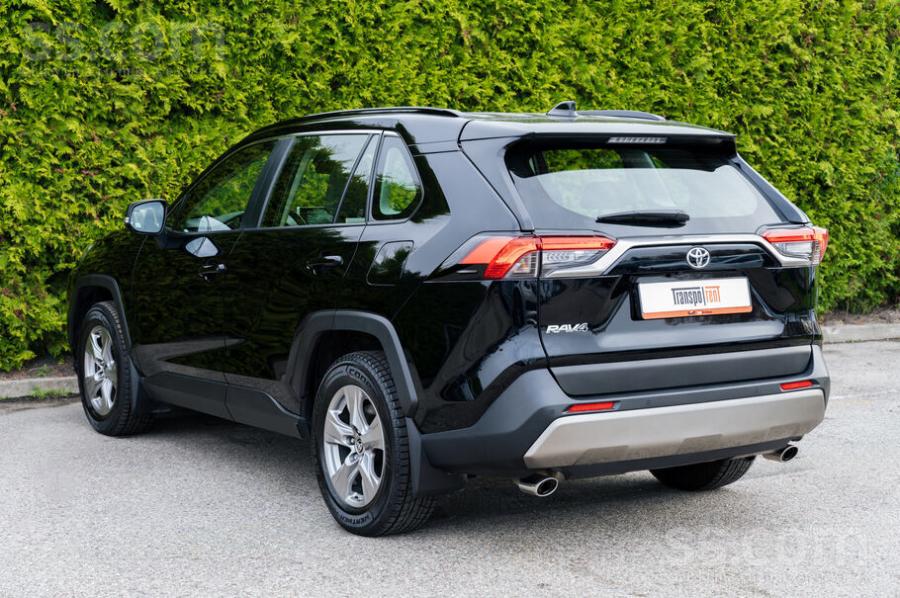 Black Toyota RAV4 2022 in Riga, with an engine capacity of 2.00 L and mileage of 57 thousand km for 24500 €, photo 6 on AUTOMOTO.COM.LV